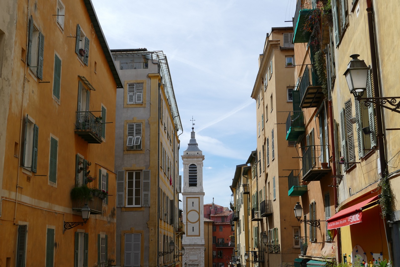 Treasure hunt, geocaching in the old Nice French Riviera 06